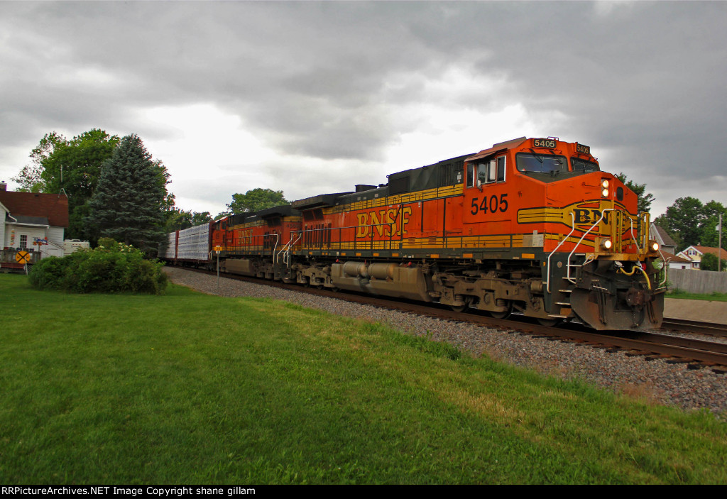 BNSF 5405 Leads a Eb Freight train before the storm!